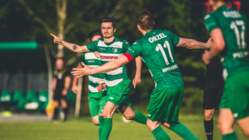 Efektowny rzut wolny Niedźwiedzia zapewnia wygraną z Tempem! - Orzeł ...